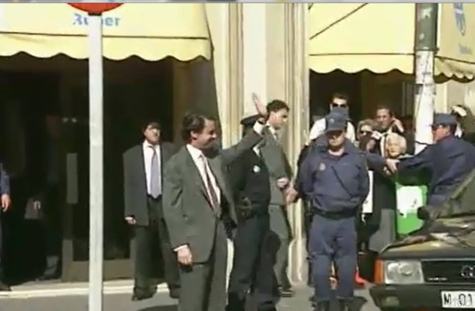 Estalla una bomba bajo el coche de José María Aznar, pero el presidente ...